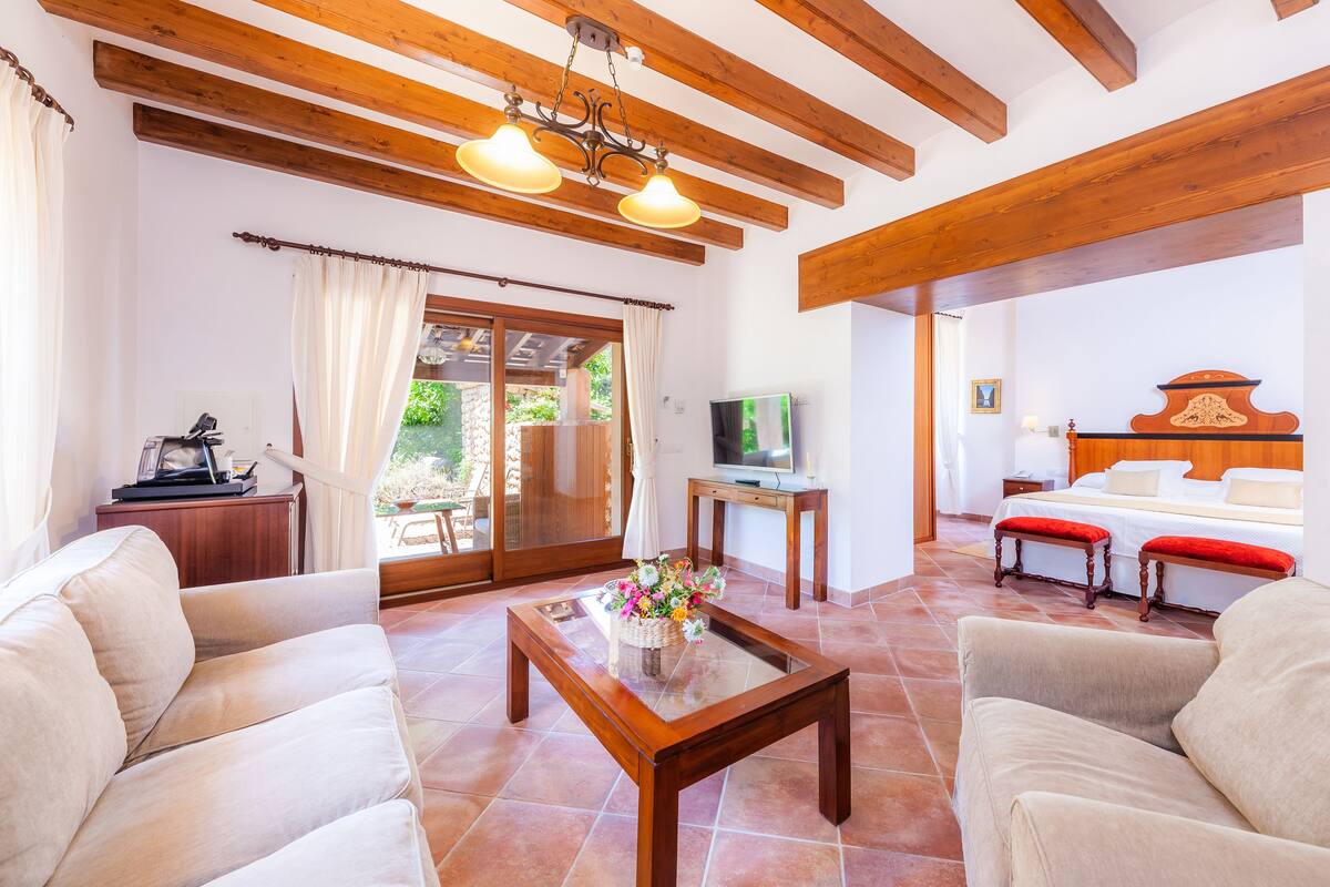 Suite, terraço | Minibar, cofre no quarto, secretária, cortinas/cortinados opacos 
