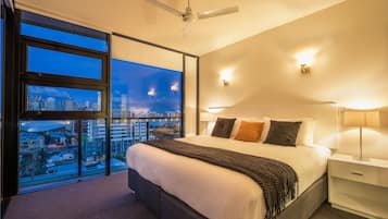 Apartamento Deluxe, 2 quartos | 1 quarto, secretária, secretária adequada para computadores portáteis