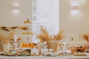 Uma mesa de buffet com diversos alimentos e elementos decorativos.