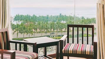 Quarto casal superior, vista para o mar | Frigobar, cofres nos quartos, individualmente mobiliados, escrivaninha