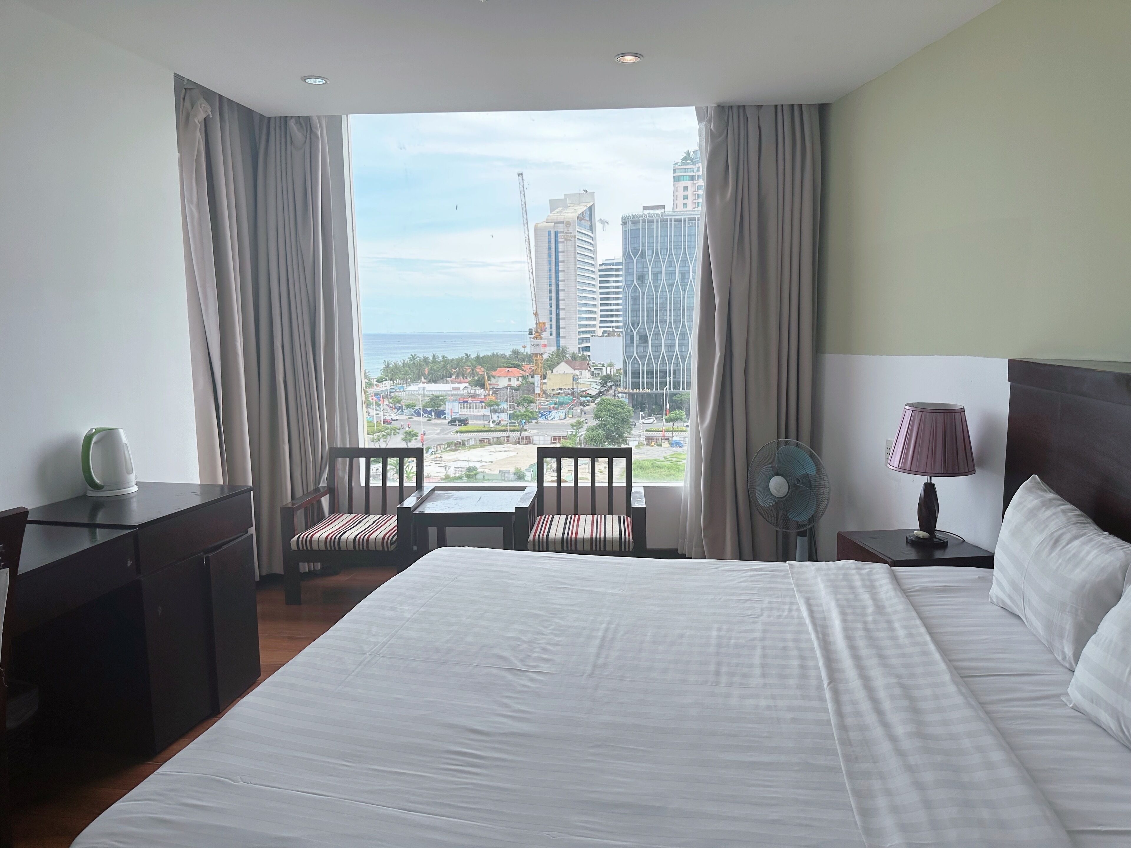 Minibar, com mobília individualizada, secretária 