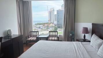 Minibar, com mobília individualizada, secretária