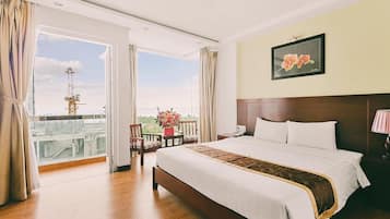 Quarto casal superior, vista para o mar | Frigobar, cofres nos quartos, individualmente mobiliados, escrivaninha