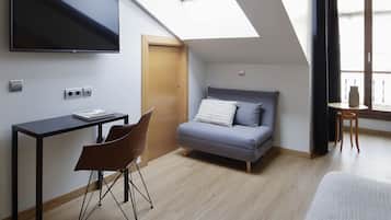 Quarto Duplo Superior | Minibar, cofre no quarto, secretária, cortinas/cortinados opacos
