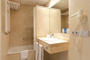 Quarto Casal | Banheiro | Produtos de toalete grátis, secador de cabelo, bidê, toalhas de banho
