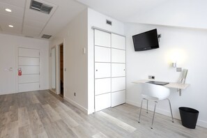 Quarto casal superior | Cofres nos quartos, escrivaninha, cortinas blackout