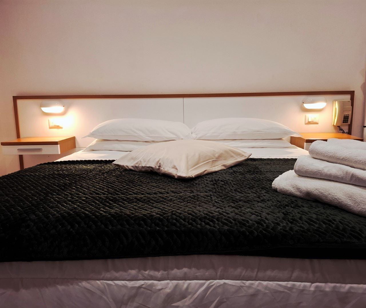 Roupa hipoalergénica, edredões de penas, cofre no quarto, secretária 