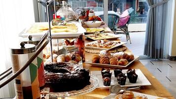 Café da manhã com buffet todos os dias mediante uma taxa