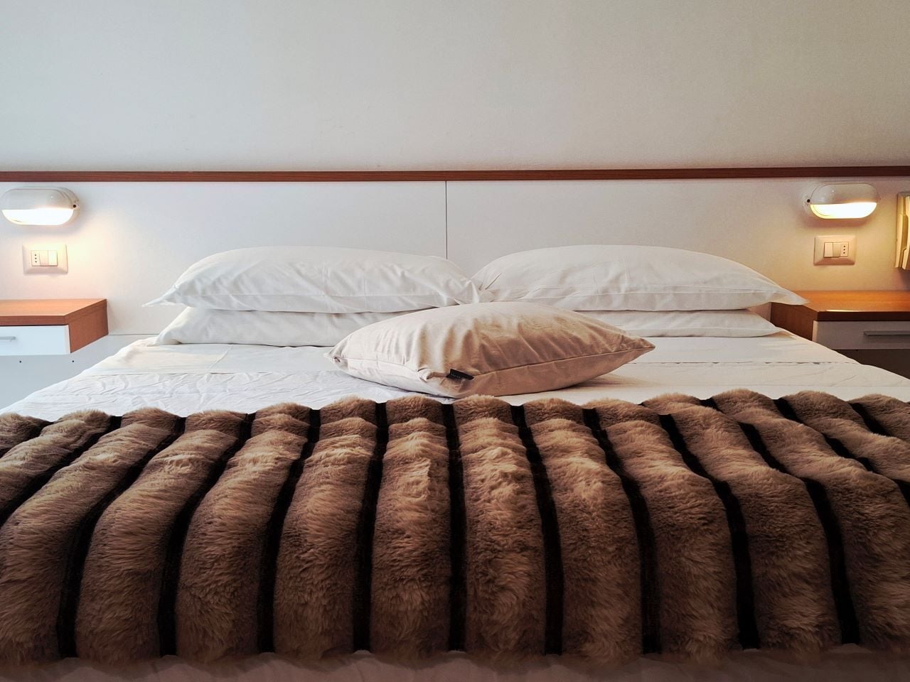 Roupa hipoalergénica, edredões de penas, cofre no quarto, secretária 