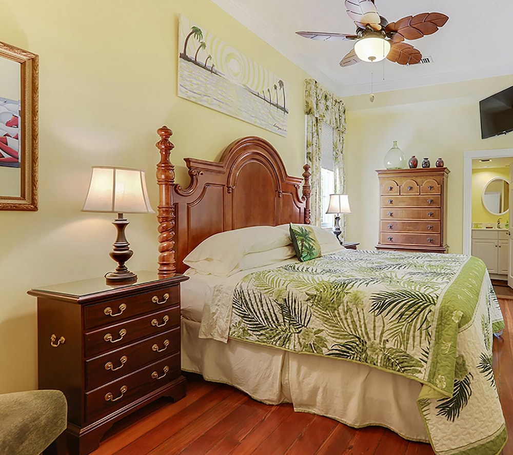 R&b Bed And Breakfast - New Orleans, LA