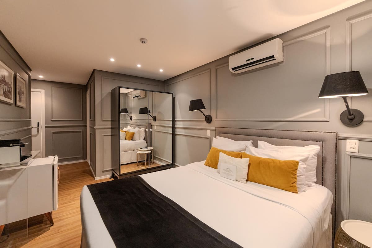 Frigobar, cofres nos quartos, escrivaninha, cortinas blackout