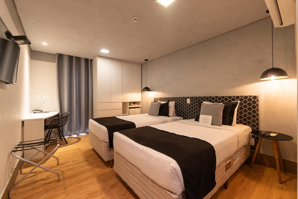 Frigobar, cofres nos quartos, escrivaninha, cortinas blackout