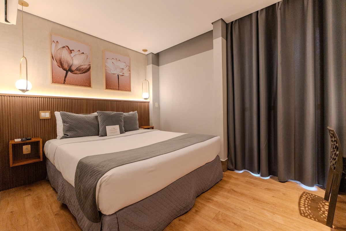 Frigobar, cofres nos quartos, escrivaninha, cortinas blackout