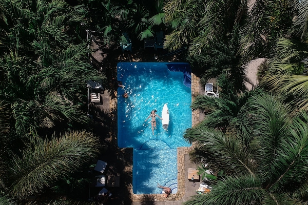 Piscina externa, funciona das 7h às 22h, espreguiçadeiras