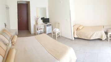 Quarto triplo clássico, suíte | Frigobar, cofres nos quartos, escrivaninha