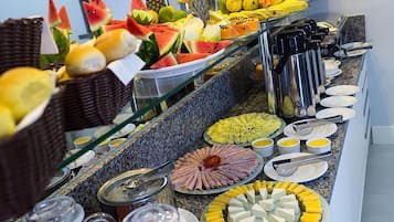 Pequeno-almoço tipo buffet aos fins de semana (49.90 BRL por pessoa)