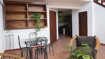 Apartamento família, 2 quartos, para não fumantes | Sala de estar | TV de tela plana