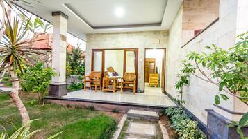 Quarto Deluxe, vista para a piscina | Terraço/pátio interior