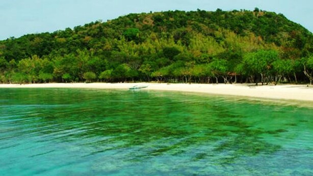 Uma praia com águas turquesa cristalinas e uma faixa de areia.