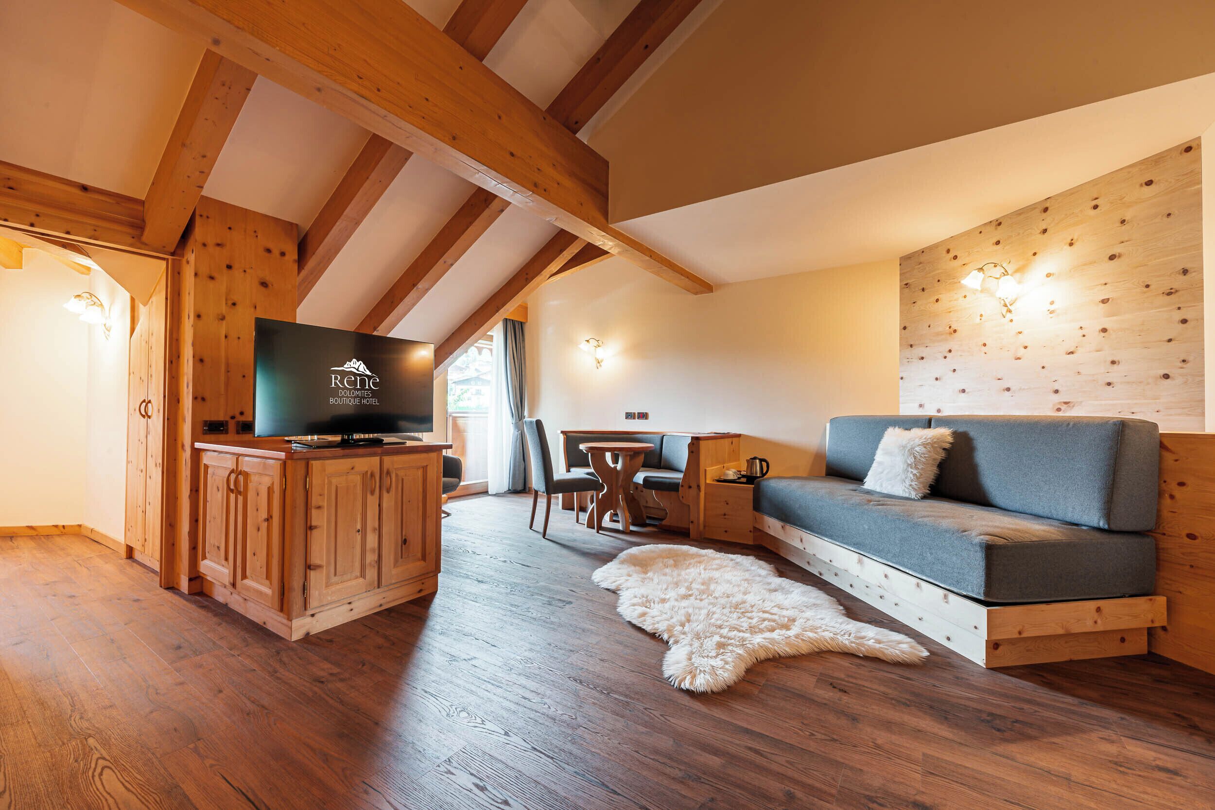 Suite Deluxe, varanda, vista para o jardim (Arianna) | Sala de estar | Televisor LED 