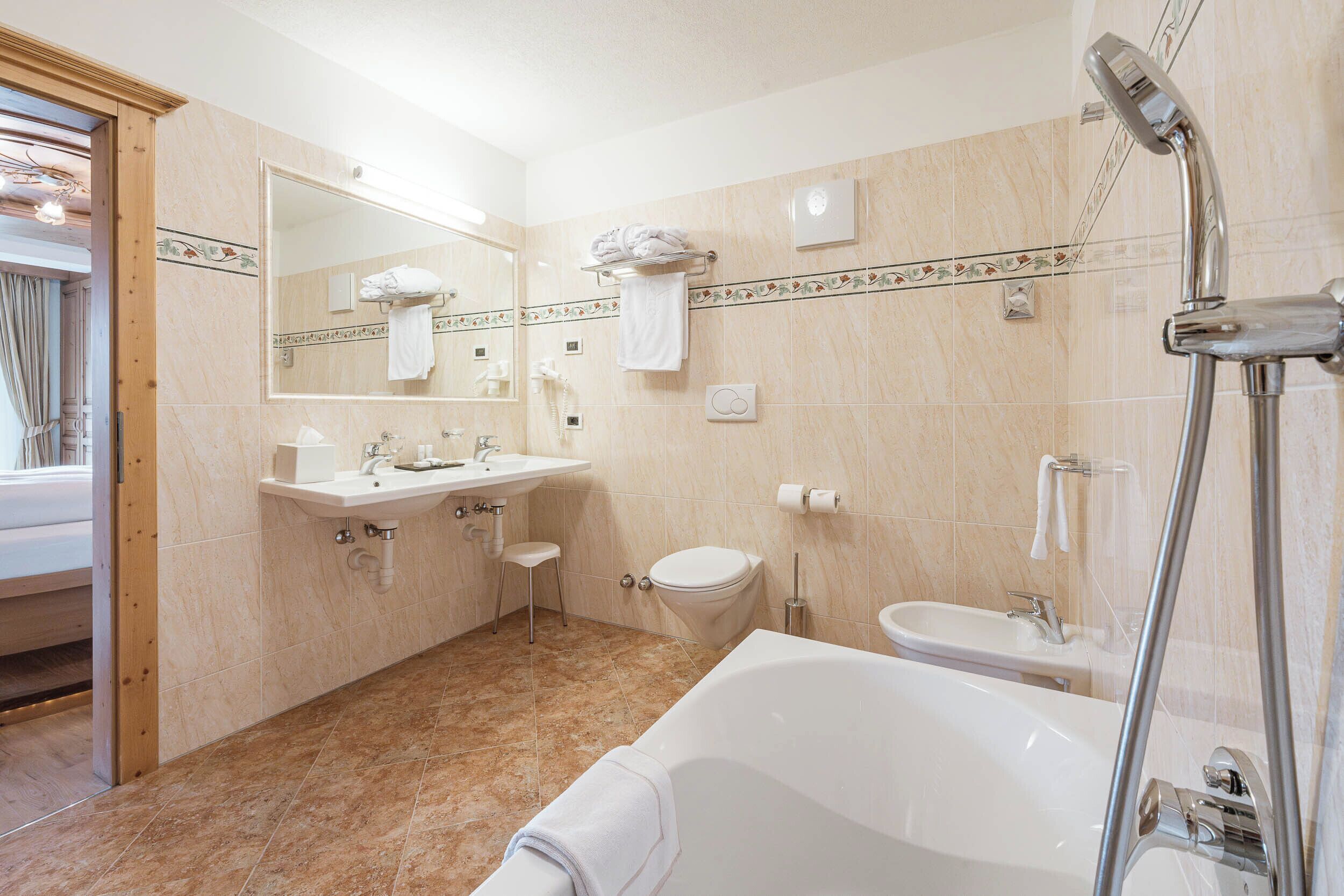 Suite Deluxe, varanda, vista para o jardim (Sissi) | Casa de banho | Artigos de higiene pessoal grátis, um secador de cabelo, roupões 
