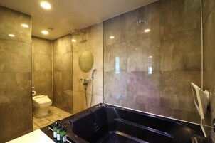 Quarto Twin Empresarial (Free Netflix) | Casa de banho | Um polibã e uma banheira separados, uma banheira de hidromassagem 