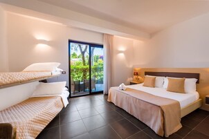 Quarto Quádruplo | Minibar, cofre no quarto, secretária, berços/camas para crianças 