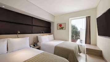 Suíte, 2 camas de casal | Roupas de cama premium, frigobar, cofres nos quartos, escrivaninha