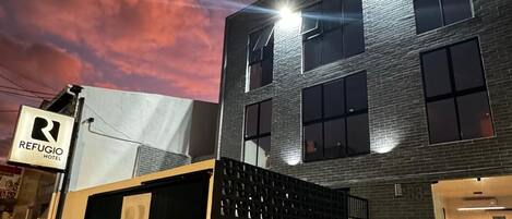 Fachada do alojamento (tarde/noite)