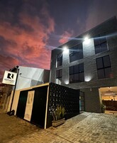 Fachada do alojamento (tarde/noite)