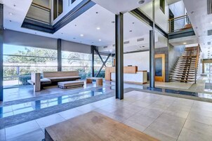 Área de estar no saguão