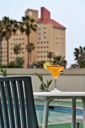 Serviço de café da manhã e almoço, vistas para a piscina 