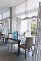 3 restaurantes: servem pequenos-almoços, almoços e jantares
