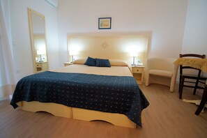 Minibar, cofre no quarto, secretária, ferro/tábua de engomar 