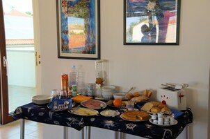 Café da manhã com buffet todos os dias mediante uma taxa