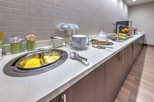 Café da manhã com buffet grátis todos os dias