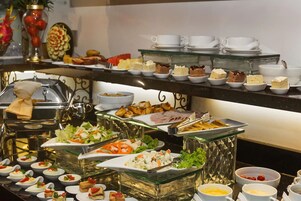 Pequeno-almoço continental diário mediante uma taxa 