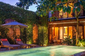 Piscina exterior, guarda-sóis, espreguiçadeiras 