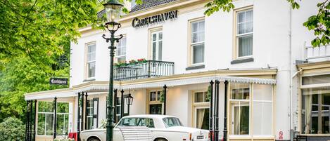 Um edifício branco com uma placa que diz 'Carelshaven'.