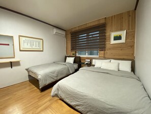 Quarto triplo família | Escrivaninha, quartos à prova de som