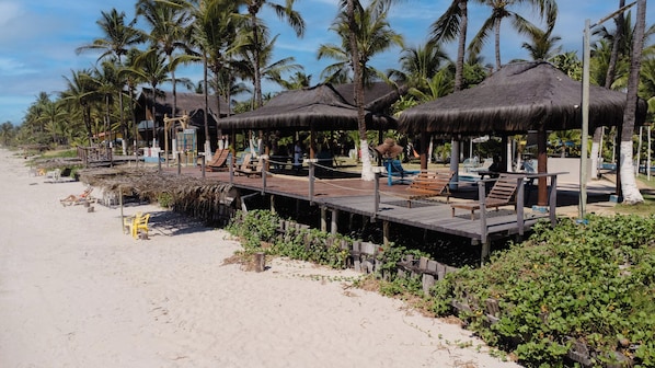 Praia particular, espreguiçadeiras