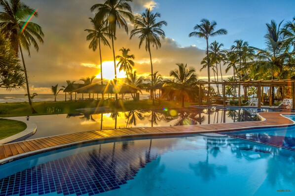 2 piscinas exteriores 