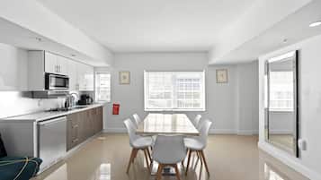 Suite Premium, 1 quarto, cozinha, no canto | Refeições no quarto