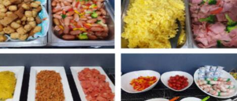 Buffet com diversos pratos, incluindo feijão, arroz, carne e legumes.