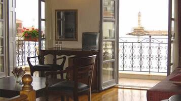 Quarto Standard, varanda, Vista para a cidade | Sala de estar | Televisor de ecrã plano de 28 polegadas com canais digitais, televisor