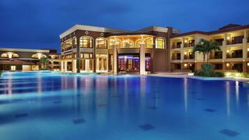 Piscina interna, piscina externa, funciona das 7h às 18h, guarda-sóis