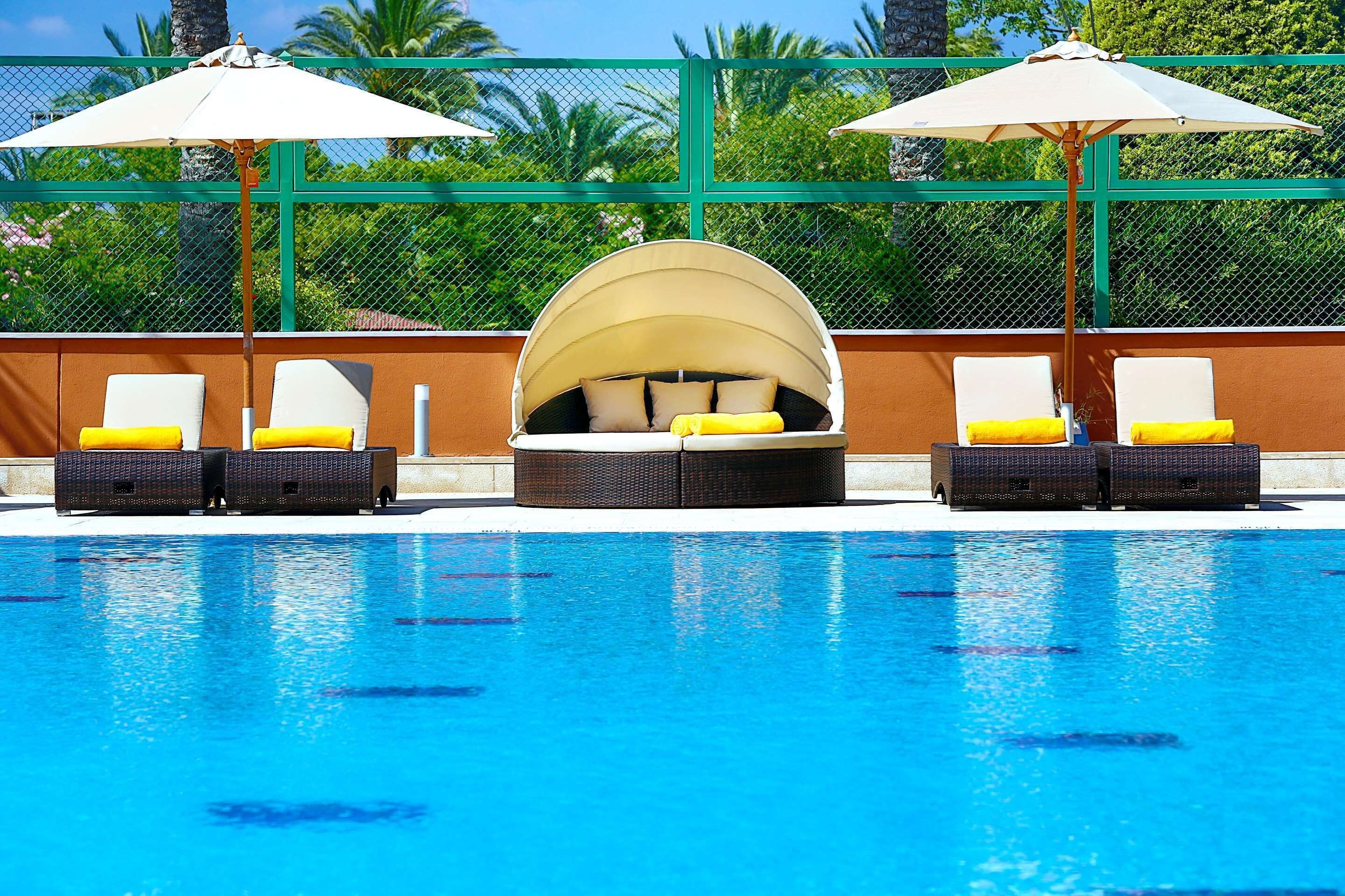 Piscina interior, piscina exterior, da(s) 7:00 à(s) 18:00, guarda-sóis 