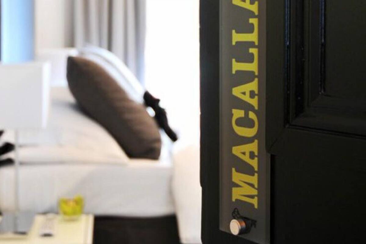 Uma porta com a inscrição 'MACALLA'.