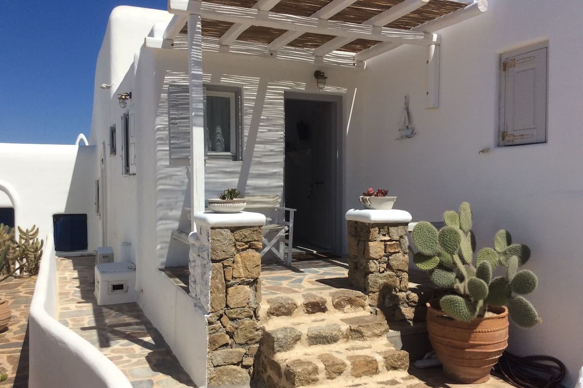 Small Studio | Sacada