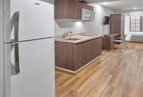 Suíte, 1 cama Queen (Sencilla) | Escrivaninha, cortinas blackout, roupa de cama